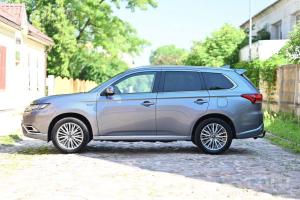 Grey Mitsubishi Outlander 2019 in Jelgava, with an engine capacity of 2.40 L and mileage of 131 thousand km for 18500 €, photo 9 on AUTOMOTO.COM.LV