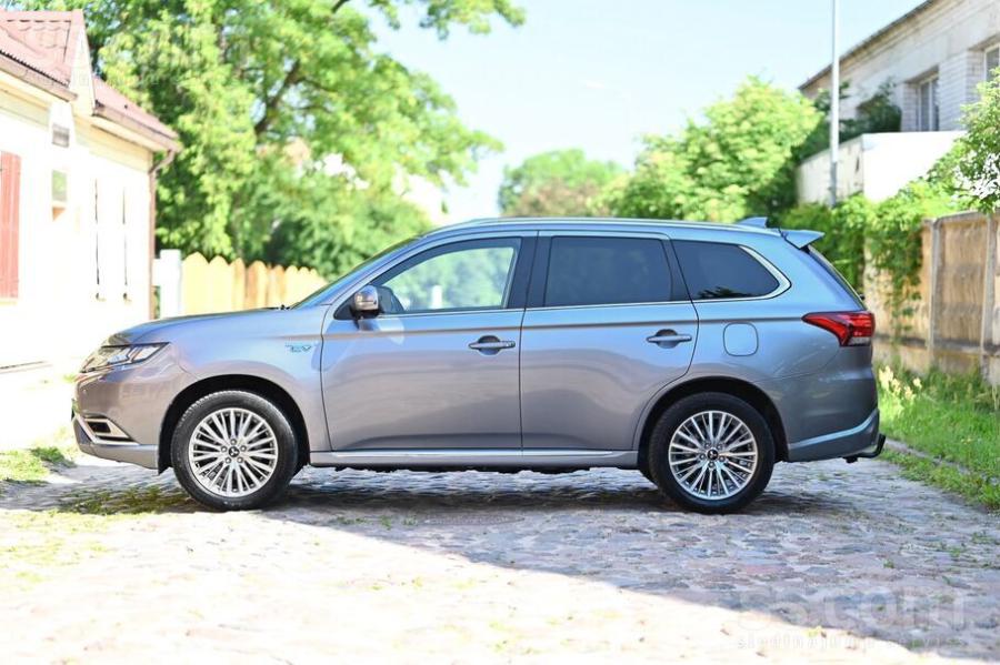 Grey Mitsubishi Outlander 2019 in Jelgava, with an engine capacity of 2.40 L and mileage of 131 thousand km for 18500 €, photo 9 on AUTOMOTO.COM.LV