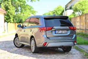 Grey Mitsubishi Outlander 2019 in Jelgava, with an engine capacity of 2.40 L and mileage of 131 thousand km for 18500 €, photo 10 on AUTOMOTO.COM.LV