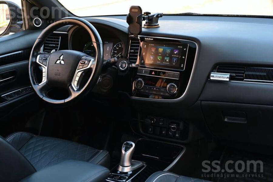 Grey Mitsubishi Outlander 2019 in Jelgava, with an engine capacity of 2.40 L and mileage of 131 thousand km for 18500 €, photo 11 on AUTOMOTO.COM.LV