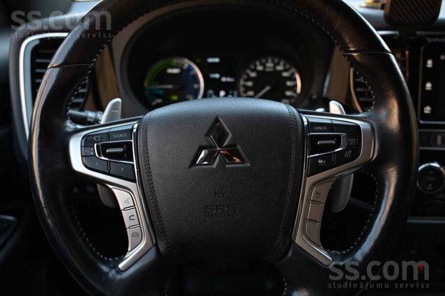 Grey Mitsubishi Outlander 2019 in Jelgava, with an engine capacity of 2.40 L and mileage of 131 thousand km for 18500 €, photo 12 on AUTOMOTO.COM.LV