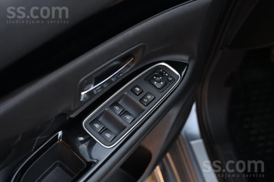 Grey Mitsubishi Outlander 2019 in Jelgava, with an engine capacity of 2.40 L and mileage of 131 thousand km for 18500 €, photo 17 on AUTOMOTO.COM.LV