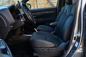 Grey Mitsubishi Outlander 2019 in Jelgava, with an engine capacity of 2.40 L and mileage of 131 thousand km for 18500 €, photo 20 on AUTOMOTO.COM.LV