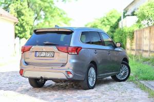 Grey Mitsubishi Outlander 2019 in Jelgava, with an engine capacity of 2.40 L and mileage of 131 thousand km for 18500 €, photo 21 on AUTOMOTO.COM.LV