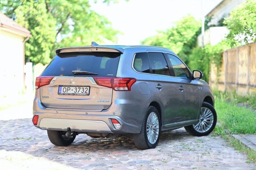 Grey Mitsubishi Outlander 2019 in Jelgava, with an engine capacity of 2.40 L and mileage of 131 thousand km for 18500 €, photo 21 on AUTOMOTO.COM.LV