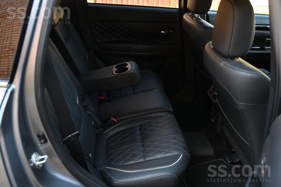 Grey Mitsubishi Outlander 2019 in Jelgava, with an engine capacity of 2.40 L and mileage of 131 thousand km for 18500 €, photo 25 on AUTOMOTO.COM.LV