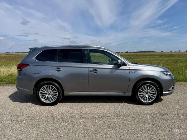 Grey Mitsubishi Outlander 2019 in Vilkaviskis, with an engine capacity of 2.36 L and mileage of 106 thousand km for 16700 €, photo 6 on AUTOMOTO.COM.LV