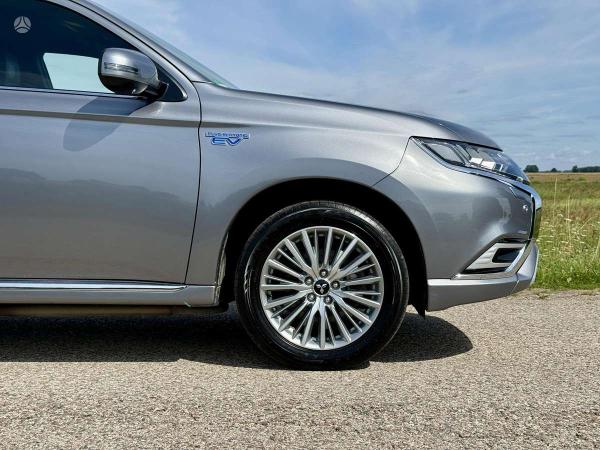 Grey Mitsubishi Outlander 2019 in Vilkaviskis, with an engine capacity of 2.36 L and mileage of 106 thousand km for 16700 €, photo 8 on AUTOMOTO.COM.LV