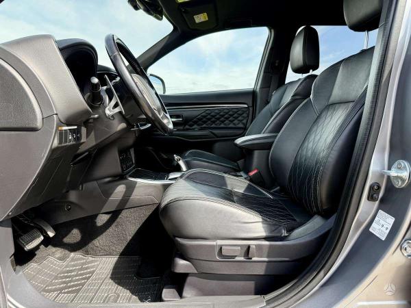 Grey Mitsubishi Outlander 2019 in Vilkaviskis, with an engine capacity of 2.36 L and mileage of 106 thousand km for 16700 €, photo 9 on AUTOMOTO.COM.LV