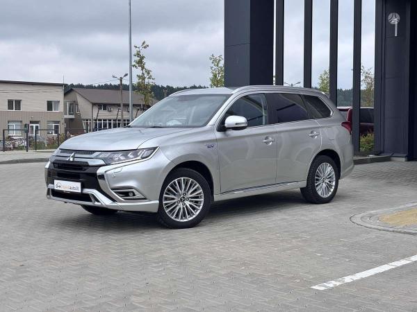Grey Mitsubishi Outlander 2019 in Vilnius, with an engine capacity of 2.36 L and mileage of 201 thousand km for 15400 €, photo 1 on AUTOMOTO.COM.LV