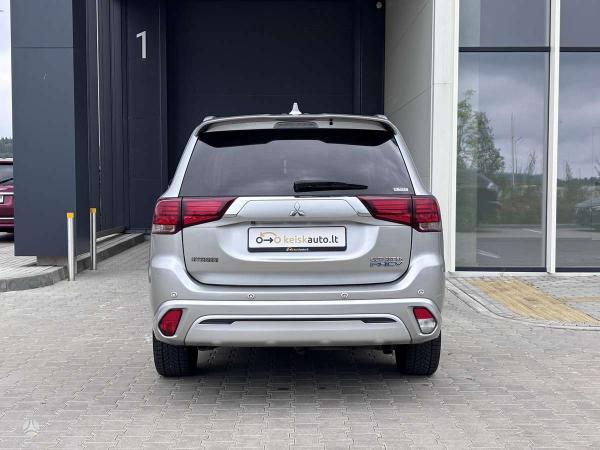 Grey Mitsubishi Outlander 2019 in Vilnius, with an engine capacity of 2.36 L and mileage of 201 thousand km for 15400 €, photo 10 on AUTOMOTO.COM.LV