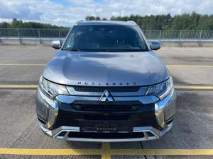 Grey Mitsubishi Outlander 2019 in Vilnius, with an engine capacity of 2.40 L and mileage of 167 thousand km for 15799 €, photo 3 on AUTOMOTO.COM.LV