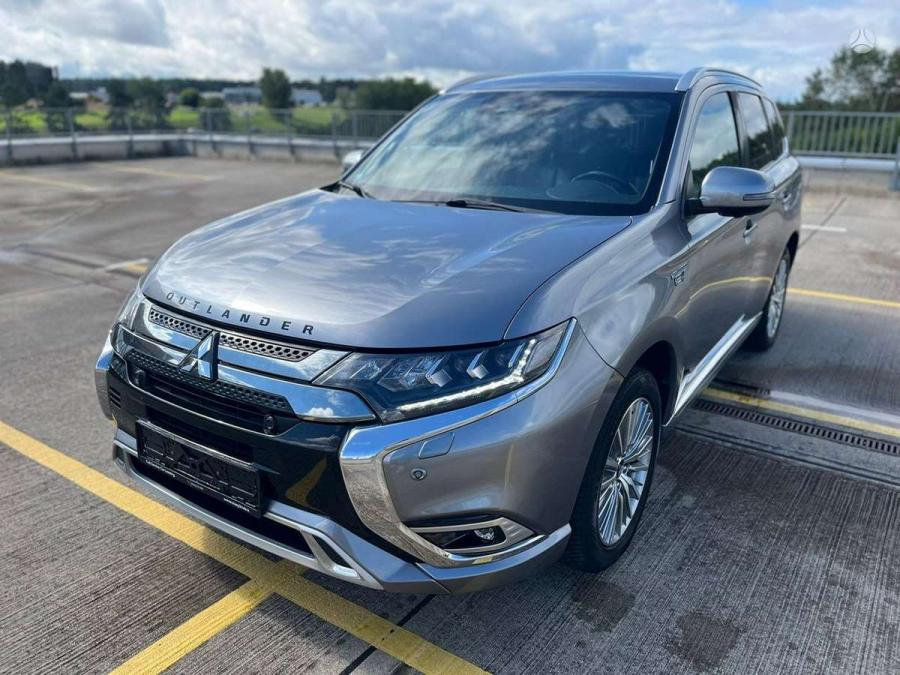 Grey Mitsubishi Outlander 2019 in Vilnius, with an engine capacity of 2.40 L and mileage of 167 thousand km for 15799 €, photo 4 on AUTOMOTO.COM.LV
