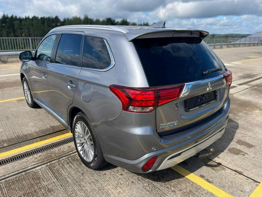 Grey Mitsubishi Outlander 2019 in Vilnius, with an engine capacity of 2.40 L and mileage of 167 thousand km for 15799 €, photo 6 on AUTOMOTO.COM.LV