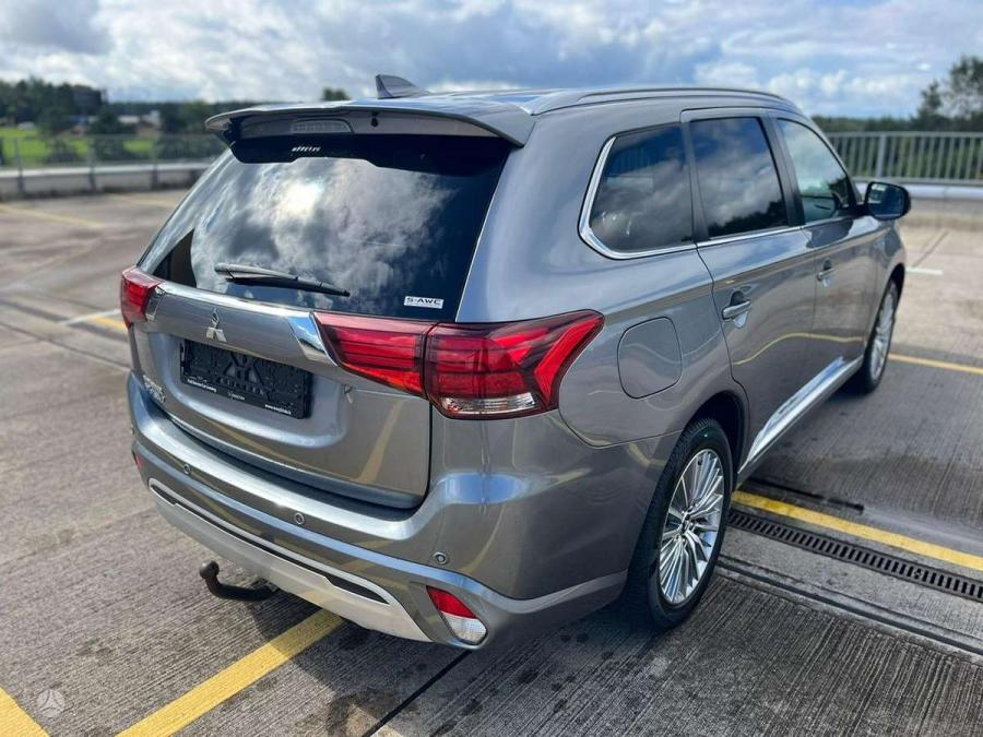 Grey Mitsubishi Outlander 2019 in Vilnius, with an engine capacity of 2.40 L and mileage of 167 thousand km for 15799 €, photo 8 on AUTOMOTO.COM.LV