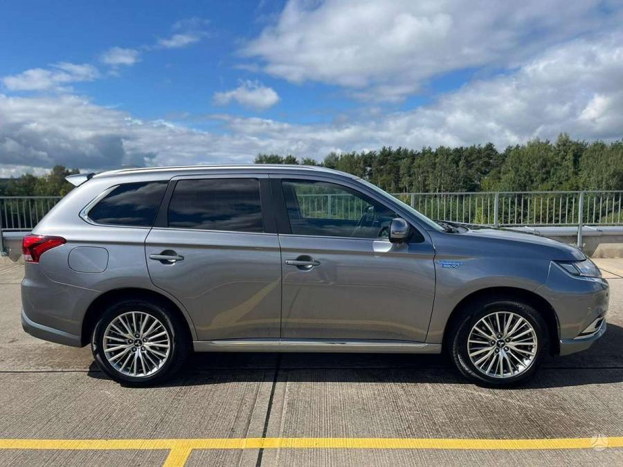 Grey Mitsubishi Outlander 2019 in Vilnius, with an engine capacity of 2.40 L and mileage of 167 thousand km for 15799 €, photo 9 on AUTOMOTO.COM.LV
