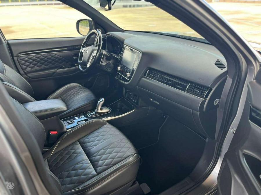 Grey Mitsubishi Outlander 2019 in Vilnius, with an engine capacity of 2.40 L and mileage of 167 thousand km for 15799 €, photo 11 on AUTOMOTO.COM.LV