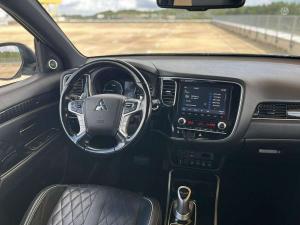 Grey Mitsubishi Outlander 2019 in Vilnius, with an engine capacity of 2.40 L and mileage of 167 thousand km for 15799 €, photo 12 on AUTOMOTO.COM.LV