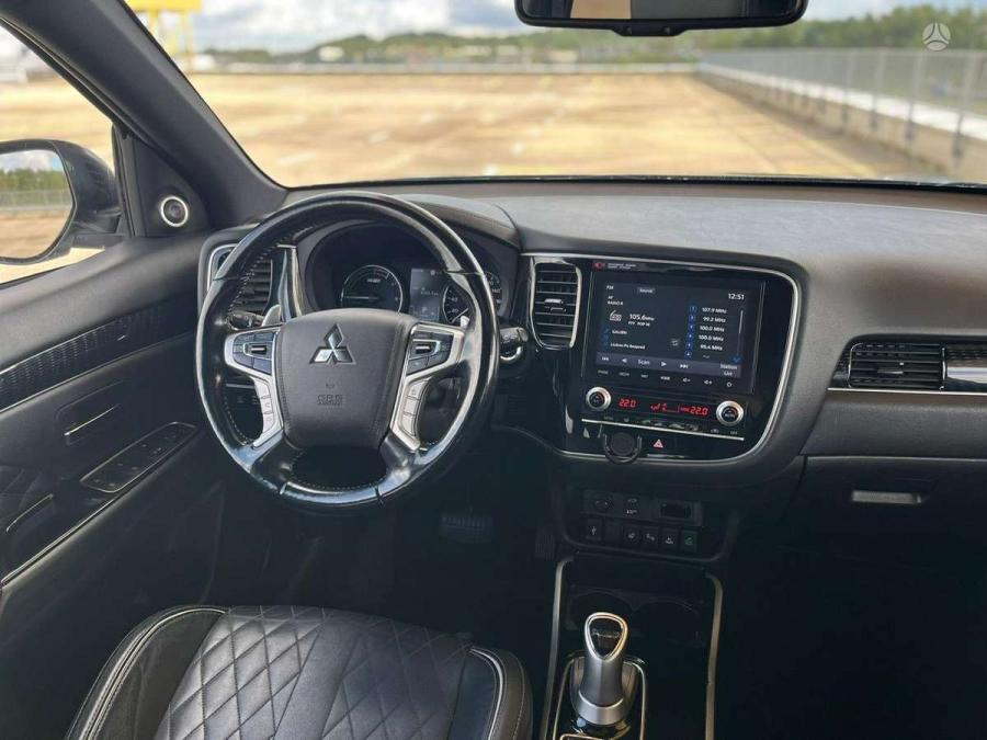 Grey Mitsubishi Outlander 2019 in Vilnius, with an engine capacity of 2.40 L and mileage of 167 thousand km for 15799 €, photo 12 on AUTOMOTO.COM.LV