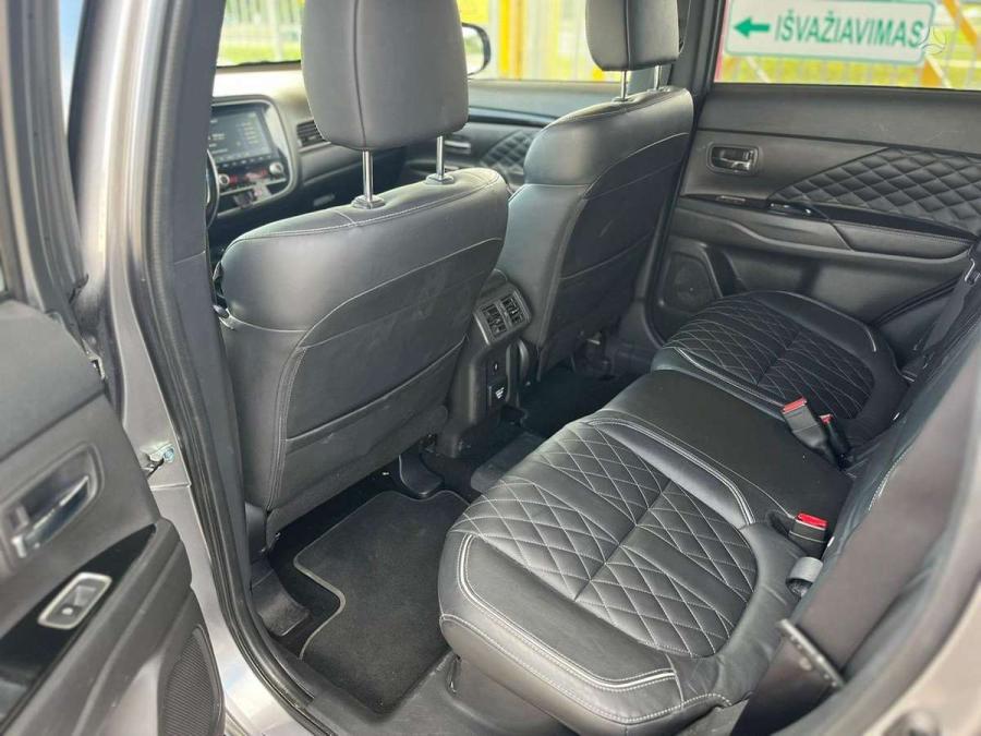Grey Mitsubishi Outlander 2019 in Vilnius, with an engine capacity of 2.40 L and mileage of 167 thousand km for 15799 €, photo 13 on AUTOMOTO.COM.LV