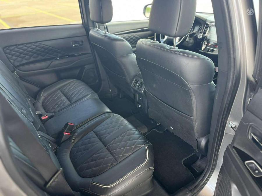 Grey Mitsubishi Outlander 2019 in Vilnius, with an engine capacity of 2.40 L and mileage of 167 thousand km for 15799 €, photo 14 on AUTOMOTO.COM.LV