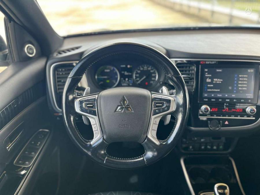 Grey Mitsubishi Outlander 2019 in Vilnius, with an engine capacity of 2.40 L and mileage of 167 thousand km for 15799 €, photo 15 on AUTOMOTO.COM.LV
