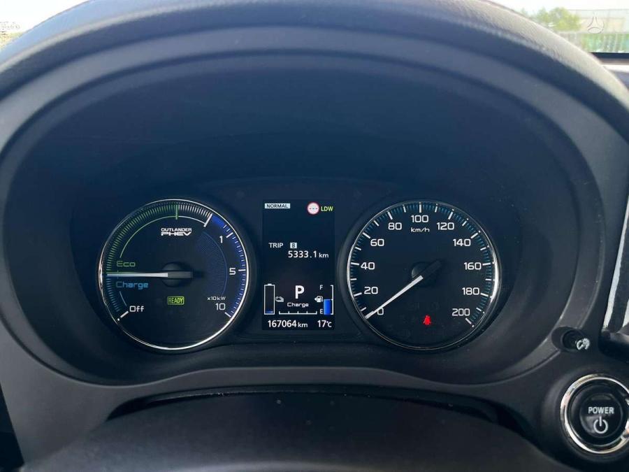 Grey Mitsubishi Outlander 2019 in Vilnius, with an engine capacity of 2.40 L and mileage of 167 thousand km for 15799 €, photo 16 on AUTOMOTO.COM.LV