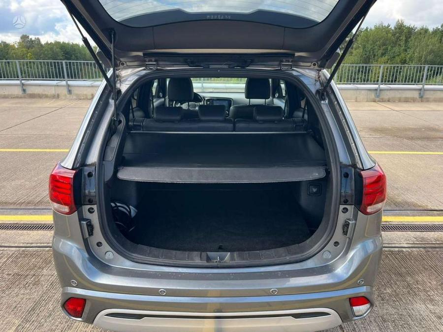 Grey Mitsubishi Outlander 2019 in Vilnius, with an engine capacity of 2.40 L and mileage of 167 thousand km for 15799 €, photo 25 on AUTOMOTO.COM.LV