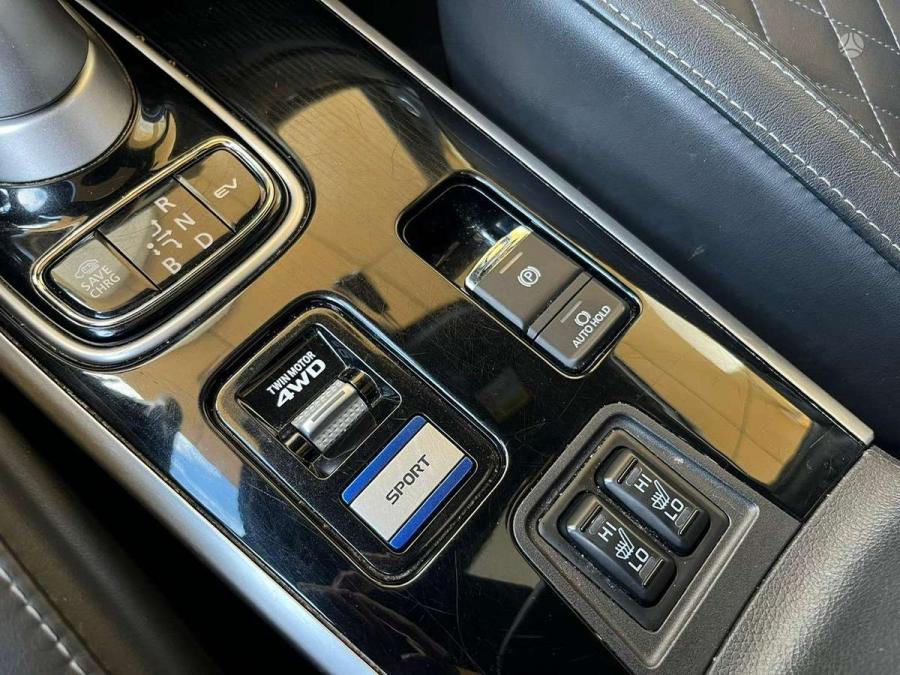 Grey Mitsubishi Outlander 2019 in Vilnius, with an engine capacity of 2.40 L and mileage of 167 thousand km for 15799 €, photo 31 on AUTOMOTO.COM.LV