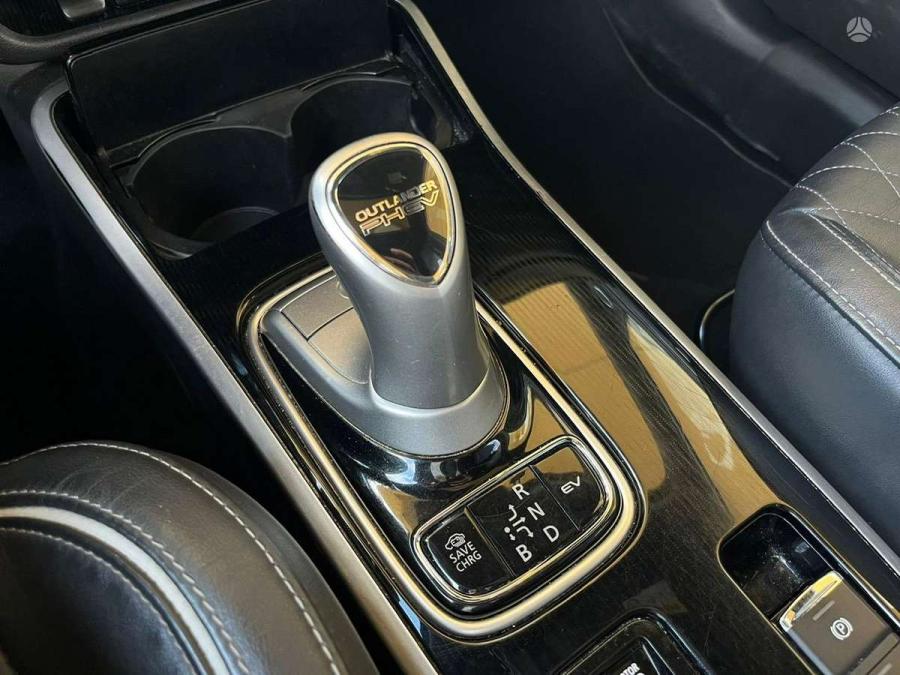 Grey Mitsubishi Outlander 2019 in Vilnius, with an engine capacity of 2.40 L and mileage of 167 thousand km for 15799 €, photo 32 on AUTOMOTO.COM.LV
