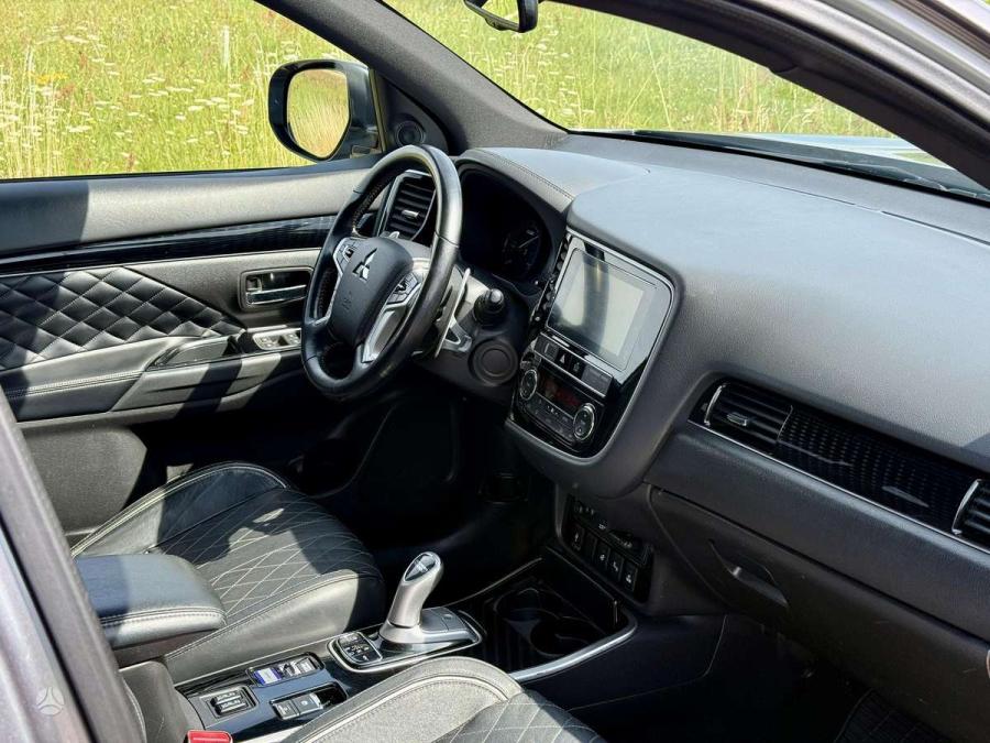 Pelēks Mitsubishi Outlander 2019 Šauļi, ar dzinēja tilpumu 2.36 L un nobraukumu 106 tūkst. km par 16700 €, foto 19 vietnē AUTOMOTO.COM.LV