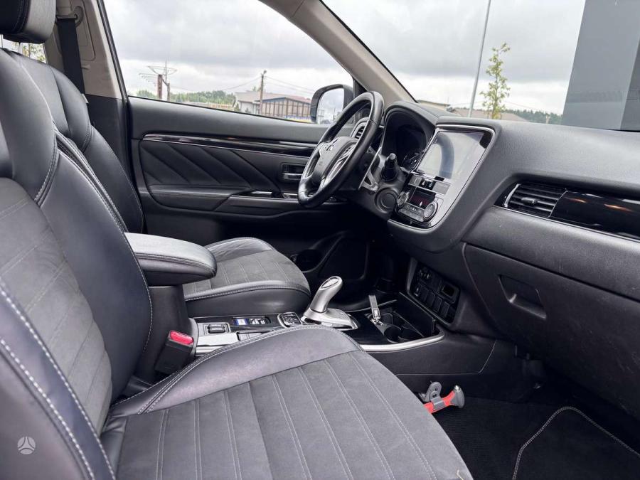 Pelēks Mitsubishi Outlander 2019 Viļņa, ar dzinēja tilpumu 2.36 L un nobraukumu 201 tūkst. km par 14600 €, foto 18 vietnē AUTOMOTO.COM.LV