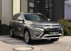 Pelēks Mitsubishi Outlander 2019 Kauņa, ar dzinēja tilpumu 2.36 L un nobraukumu 185 tūkst. km par 16850 €, foto  vietnē AUTOMOTO.COM.LV
