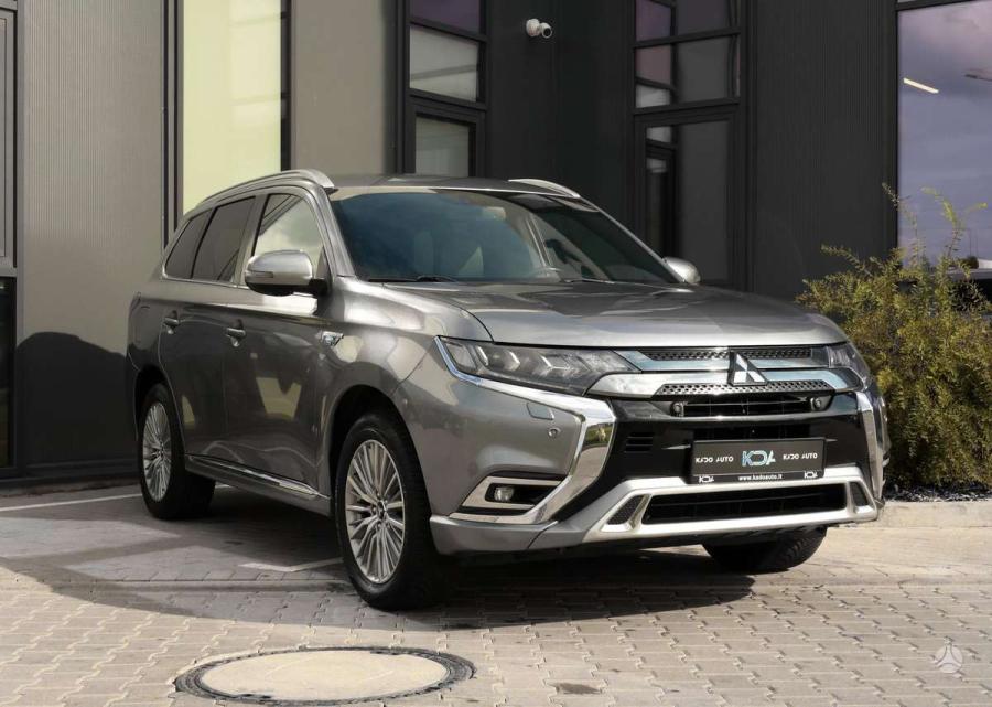 Grey Mitsubishi Outlander 2019 in Kaunas, with an engine capacity of 2.36 L and mileage of 185 thousand km for 16850 €, photo 1 on AUTOMOTO.COM.LV
