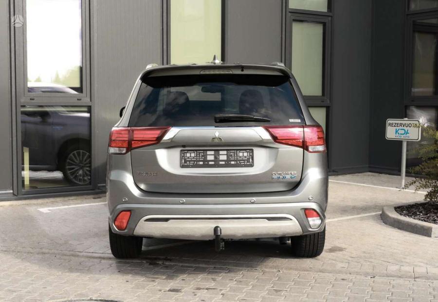 Grey Mitsubishi Outlander 2019 in Kaunas, with an engine capacity of 2.36 L and mileage of 185 thousand km for 16850 €, photo 9 on AUTOMOTO.COM.LV