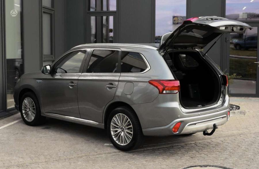 Grey Mitsubishi Outlander 2019 in Kaunas, with an engine capacity of 2.36 L and mileage of 185 thousand km for 16850 €, photo 11 on AUTOMOTO.COM.LV
