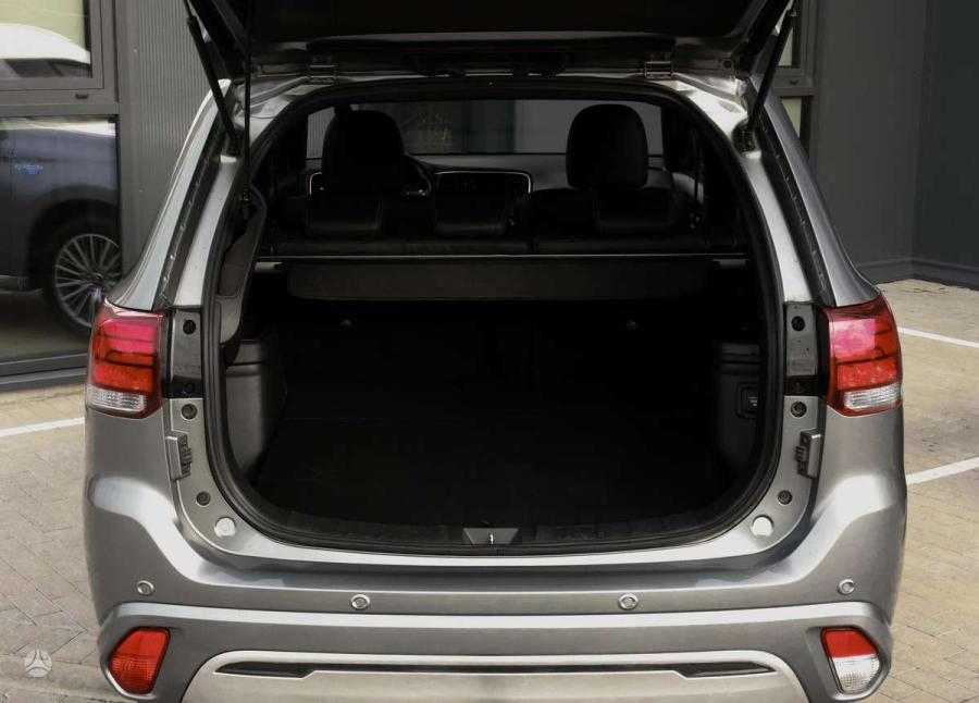 Grey Mitsubishi Outlander 2019 in Kaunas, with an engine capacity of 2.36 L and mileage of 185 thousand km for 16850 €, photo 12 on AUTOMOTO.COM.LV
