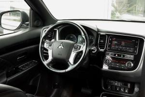 Grey Mitsubishi Outlander 2019 in Kaunas, with an engine capacity of 2.36 L and mileage of 185 thousand km for 16850 €, photo 15 on AUTOMOTO.COM.LV