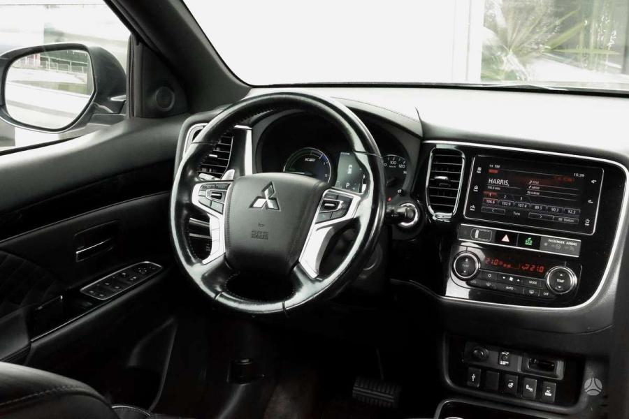 Grey Mitsubishi Outlander 2019 in Kaunas, with an engine capacity of 2.36 L and mileage of 185 thousand km for 16850 €, photo 15 on AUTOMOTO.COM.LV