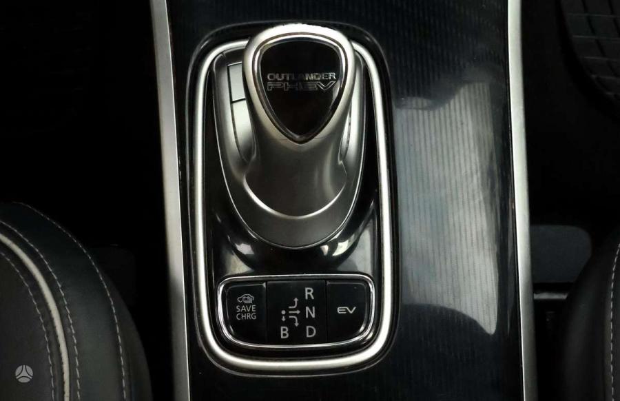 Grey Mitsubishi Outlander 2019 in Kaunas, with an engine capacity of 2.36 L and mileage of 185 thousand km for 16850 €, photo 18 on AUTOMOTO.COM.LV