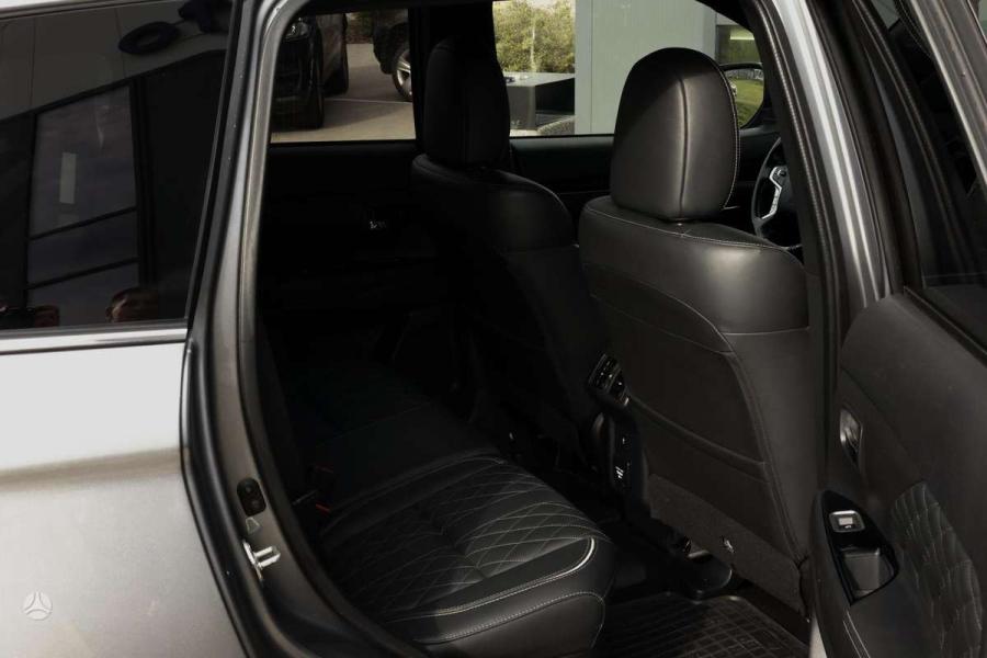 Grey Mitsubishi Outlander 2019 in Kaunas, with an engine capacity of 2.36 L and mileage of 185 thousand km for 16850 €, photo 37 on AUTOMOTO.COM.LV