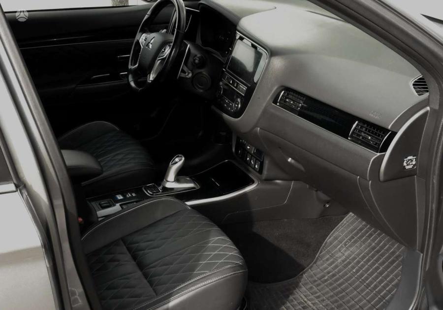 Grey Mitsubishi Outlander 2019 in Kaunas, with an engine capacity of 2.36 L and mileage of 185 thousand km for 16850 €, photo 40 on AUTOMOTO.COM.LV