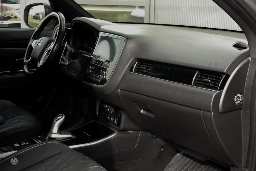 Grey Mitsubishi Outlander 2019 in Kaunas, with an engine capacity of 2.36 L and mileage of 185 thousand km for 16850 €, photo 41 on AUTOMOTO.COM.LV