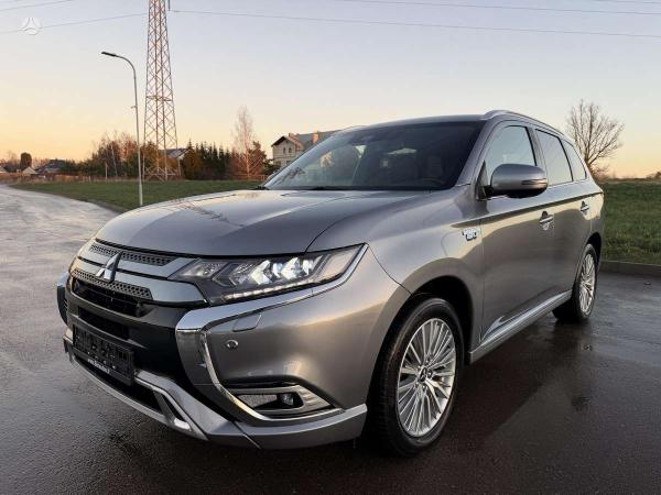 Grey Mitsubishi Outlander 2020 in Kaunas, with an engine capacity of 2.36 L and mileage of 166 thousand km for 17800 €, photo 1 on AUTOMOTO.COM.LV