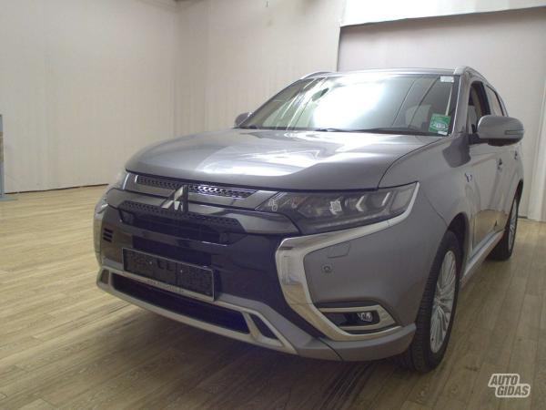 Grey Mitsubishi Outlander 2020 in Kaunas, with an engine capacity of 2.40 L and mileage of 69 thousand km for 22724 €, photo 2 on AUTOMOTO.COM.LV