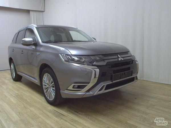 Grey Mitsubishi Outlander 2020 in Kaunas, with an engine capacity of 2.40 L and mileage of 69 thousand km for 22724 €, photo 3 on AUTOMOTO.COM.LV