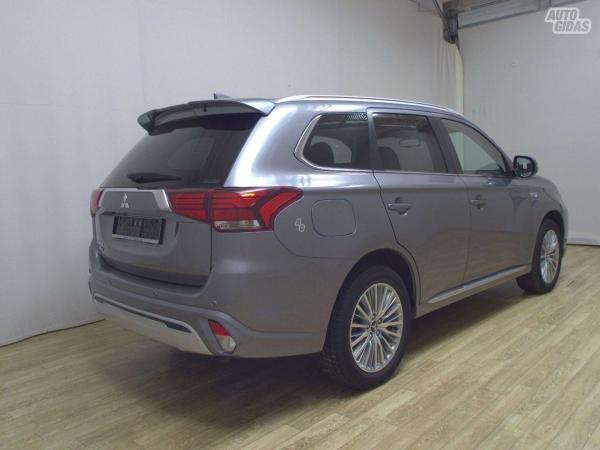 Grey Mitsubishi Outlander 2020 in Kaunas, with an engine capacity of 2.40 L and mileage of 69 thousand km for 22724 €, photo 4 on AUTOMOTO.COM.LV