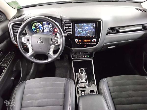 Grey Mitsubishi Outlander 2020 in Kaunas, with an engine capacity of 2.40 L and mileage of 69 thousand km for 22724 €, photo 5 on AUTOMOTO.COM.LV