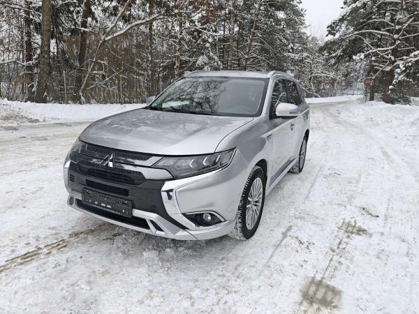 Grey Mitsubishi Outlander 2020 in Vilnius, with an engine capacity of 2.36 L and mileage of 71 thousand km for 17200 €, photo 1 on AUTOMOTO.COM.LV