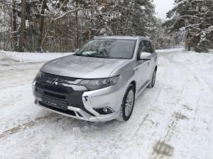 Grey Mitsubishi Outlander 2020 in Vilnius, with an engine capacity of 2.36 L and mileage of 71 thousand km for 17200 €, photo  on AUTOMOTO.COM.LV